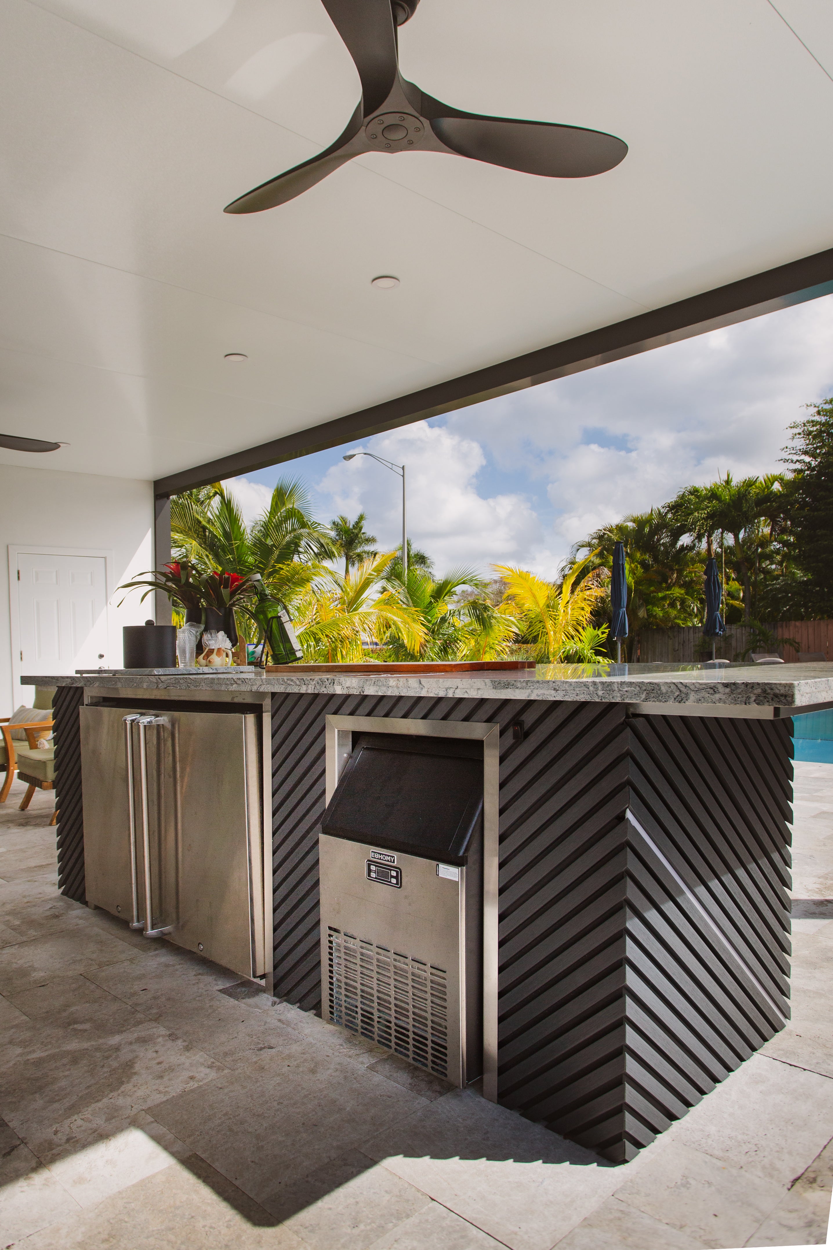 Exterior Prestige Grand Grid Cladding Charcoal 1x8 – Decofigura USA